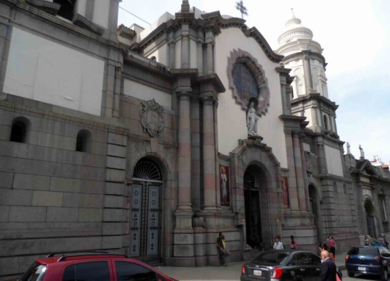 Catedral Metropolitana de Mérida, herida de rojo - IAM Venezuela