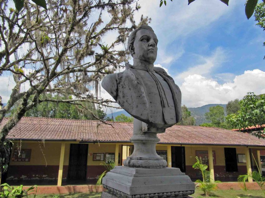 Monumento al Canónigo Uzcátegui. Monumentos de Mérida