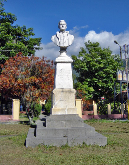 Monumento al Canónigo Uzcátegui. Monumentos de Mérida