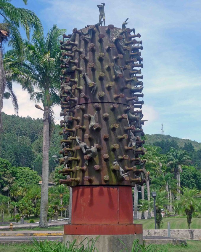 "La lucha del hombre por la cima", escultura de Carlos Prada - IAM ...